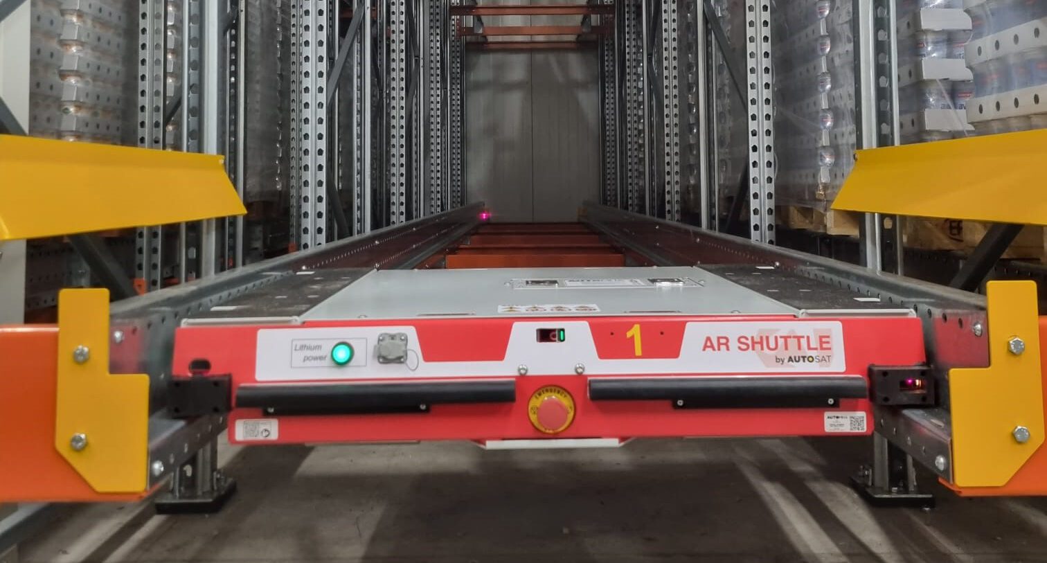 Een pallet shuttle systeem in de koelcellen van Smits Zuivel